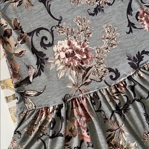 Wishlist | Tops | Boutique Grey Floral Top Size Medium | Poshmark